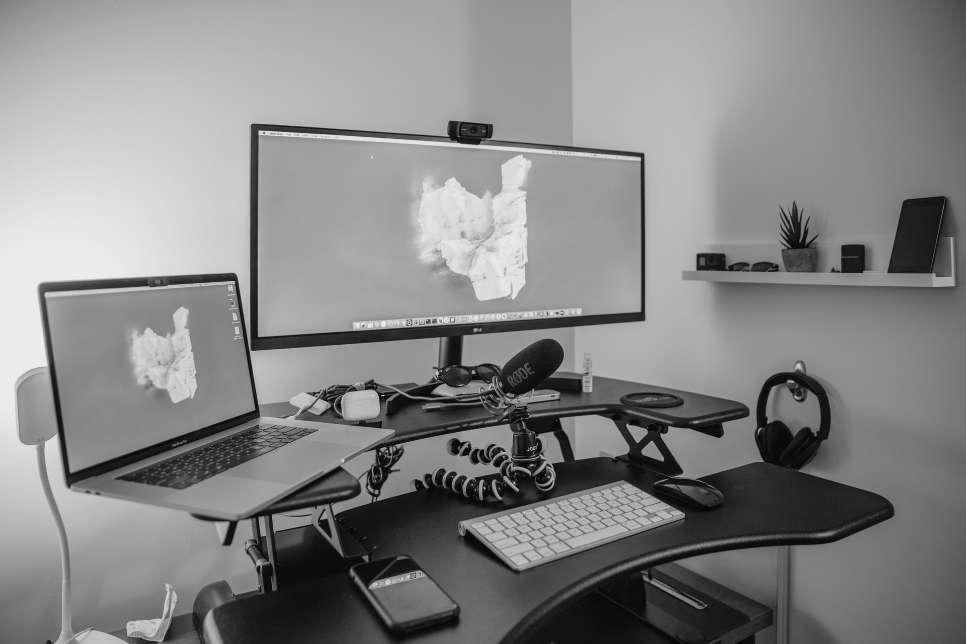 The Best Computer Desks For Disabled Users - Run Around Tech